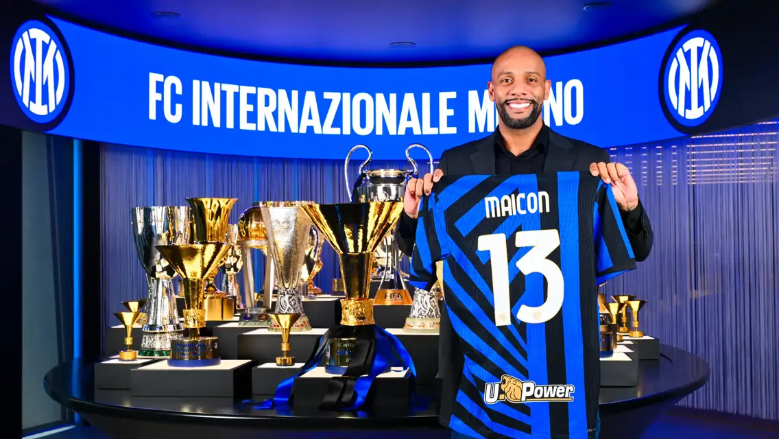 Maicon visits Inter HQ | Inter.it