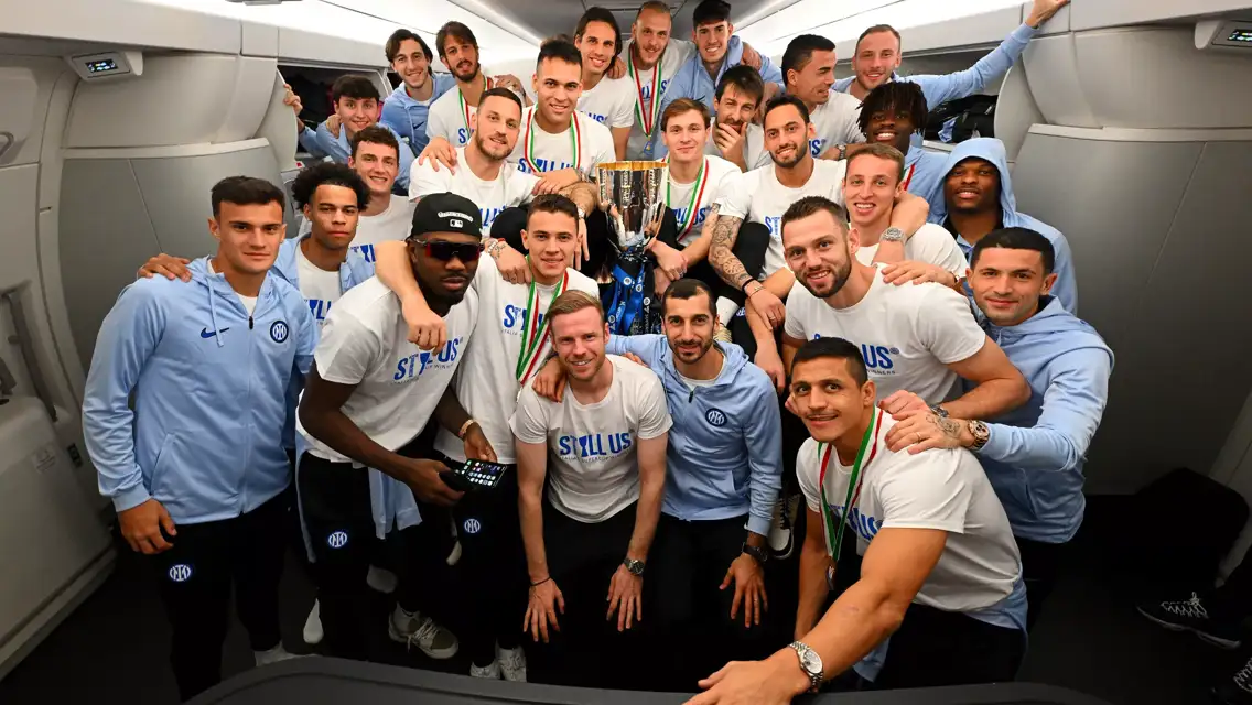 The Supercoppa trophy's flight back to Italy | Inter.it