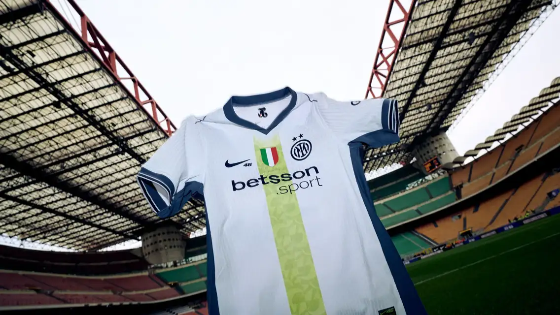 L'Inter in campo con la maglia speciale dedicata a Valentino Rossi