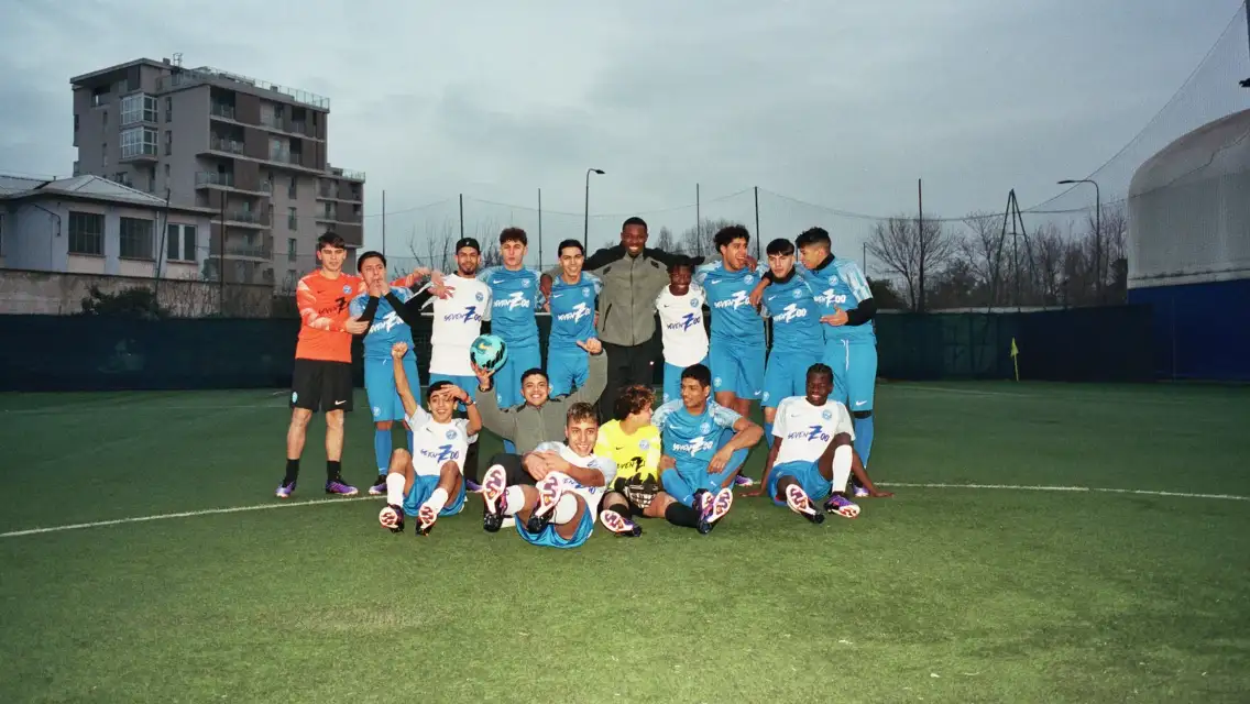 Thuram e Nike con i ragazzi di Seven7oo Kayros | Inter.it