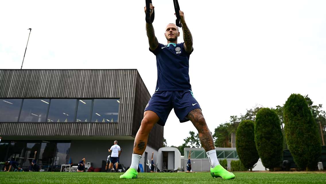 Dips, running work, exercises: the team in training | Inter.it