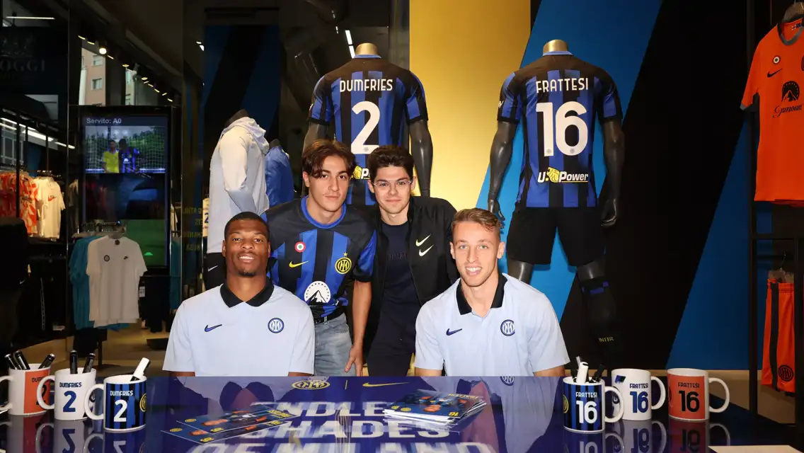 Dumfries e Frattesi all'Inter Store Milano | Inter.it